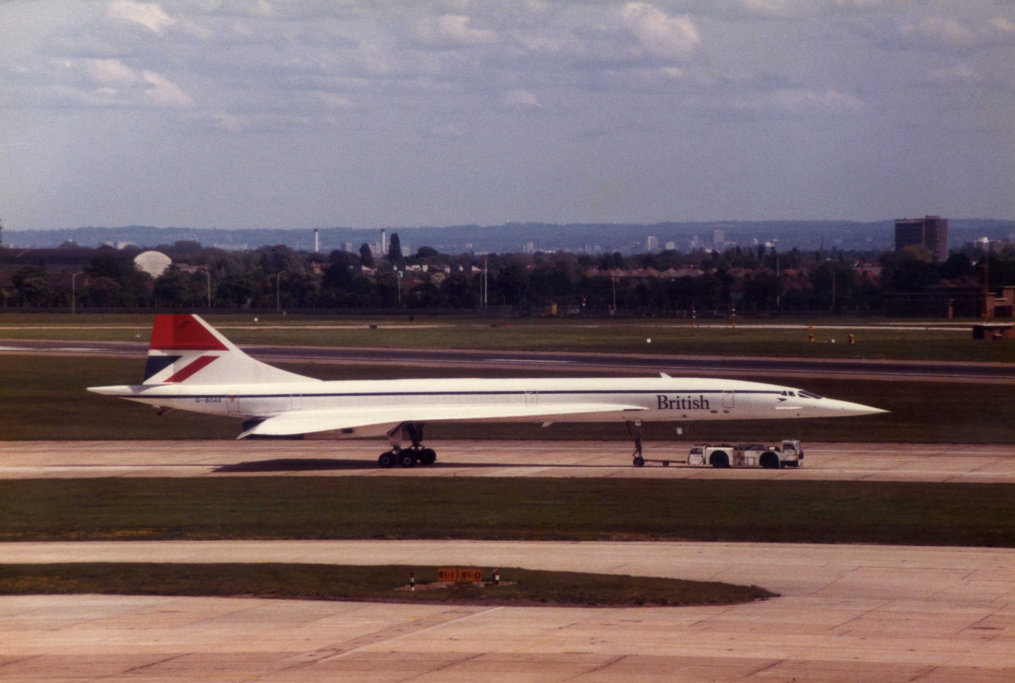 RAF Chinook Carries Harrier To New Home