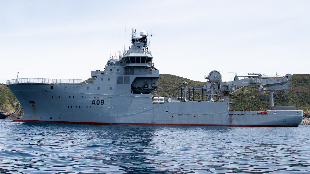 HMS Tamar thanked for charging through the sea to reach stricken New ...