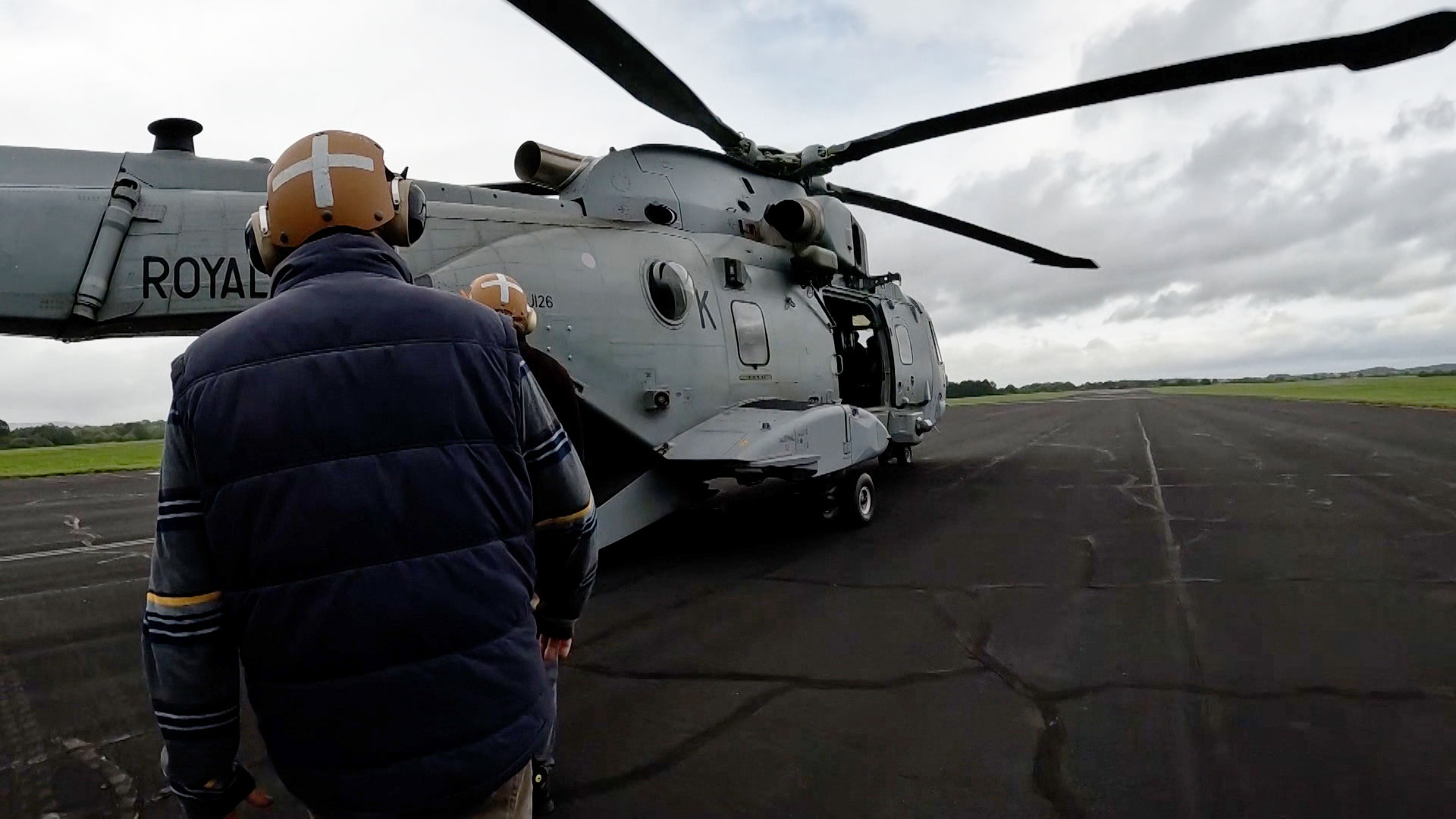 Royal Navy offers locals a special thank you with flight in Merlin ...