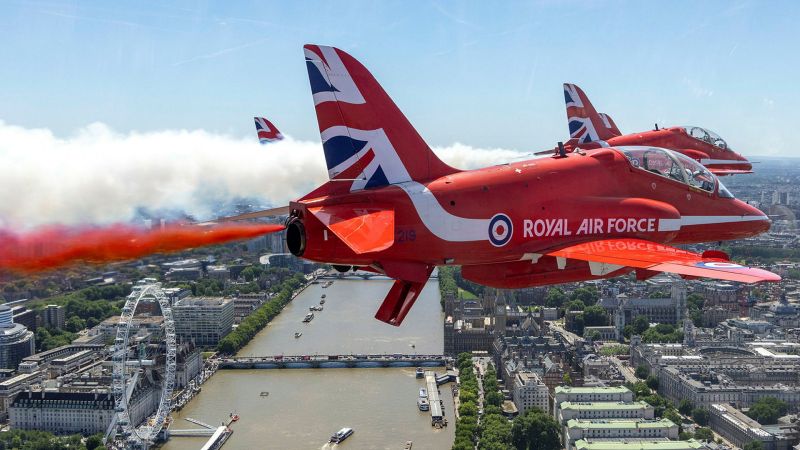 Red Arrows need to get to US but Hawks can only fly 750 miles – so what ...