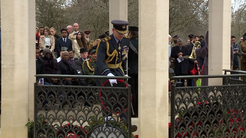Wreath laid in honour of those who served in both World Wars on ...
