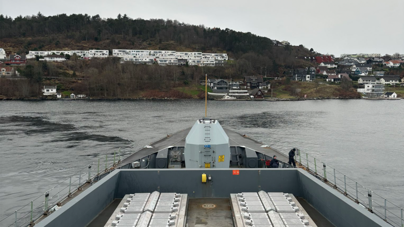 HMS Dauntless joins Norwegian Coastguard for helicopter winch exercise