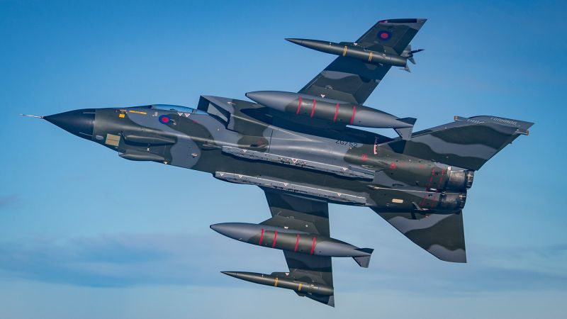 Cold War pilots back in formation at RAF base where they trained half a ...