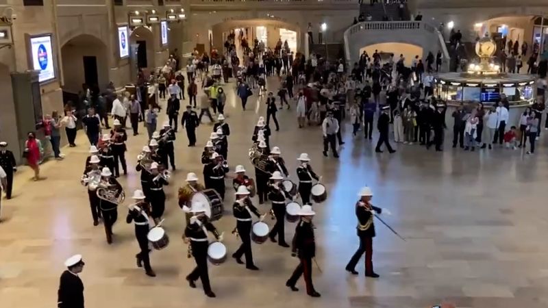 Royal Marines Band surprises New York rail passengers with flash mob ...