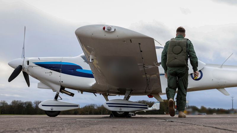 Ukrainian combat pilots learn to fly F-16 fighter jets after training ...