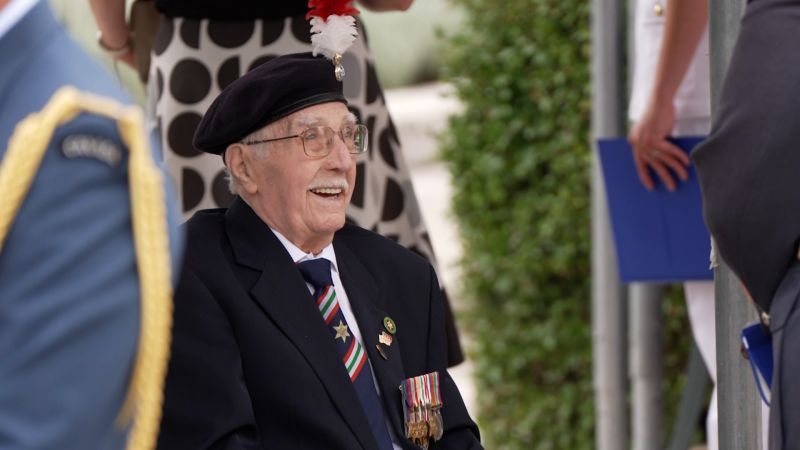 100-year-old WW2 veteran pays tribute to fallen friends on his return ...