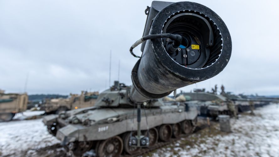 In pictures: British Army completes tank exercises in snowy Germany ...